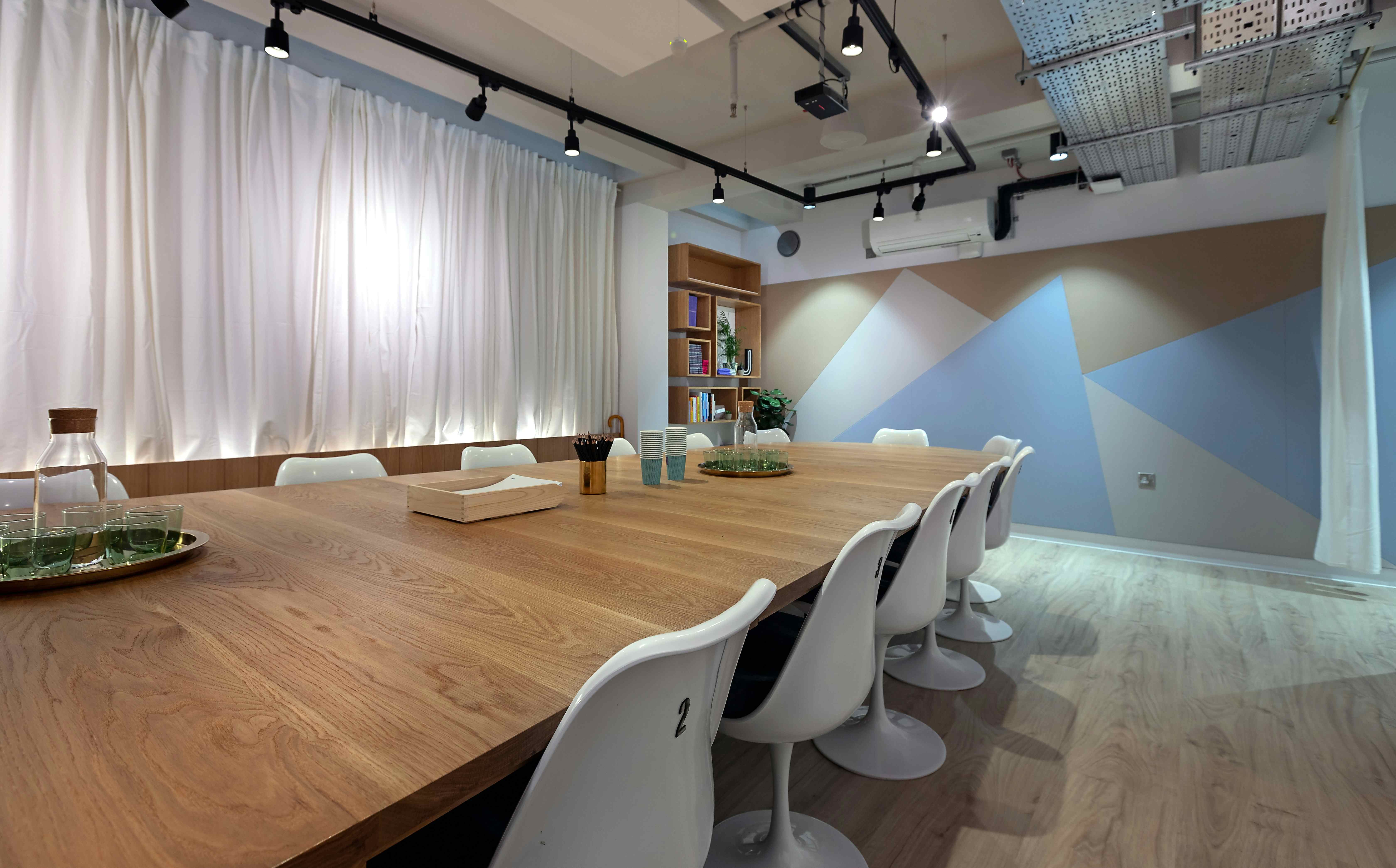 Book Pitch Room at Huckletree Soho. A London Venue for Hire – HeadBox